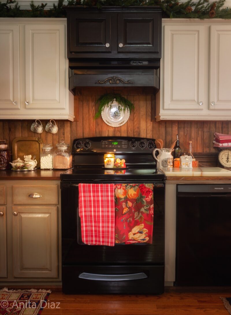 Merry Christmas cottage kitchen and dining - Whispering Pines Homestead