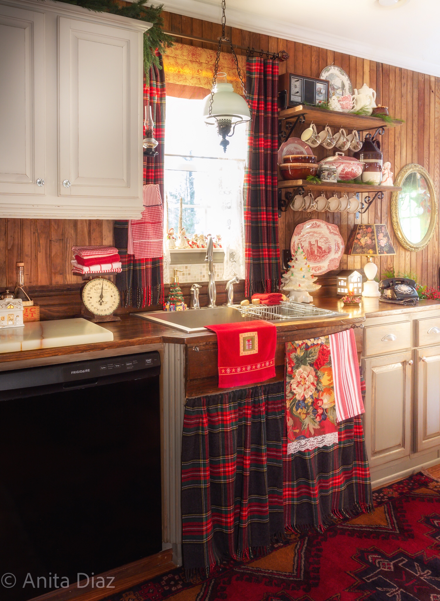 Merry Christmas cottage kitchen and dining - Whispering Pines Homestead